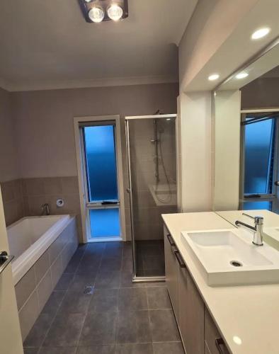 Spacious Famiy Living In The Heart Of Marsden Park - Sydney