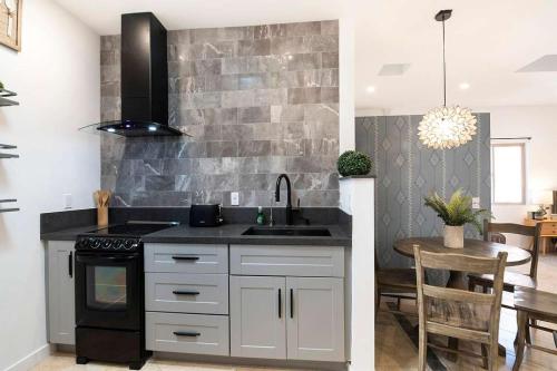Remodeled La Studio With Full Kitchen & Laundry - Beverly Hills, CA
