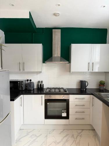 Hot Tub Escape Sleeps 9 Free Parking - Liverpool, UK
