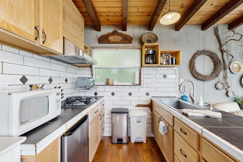 Oceanview Home With Guest Cottage & Artist Studio - Mendocino, CA