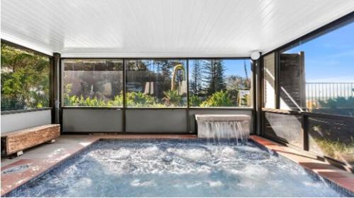 Hibiscus Villa - Beachfront, 2 Pools, Tennis, Restaurant - Coffs Harbour
