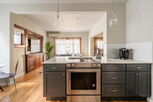 Stay Portland - 1922 Craftsman Compound In Laurelhurst - Sleeps 16 - Happy Valley, OR
