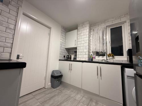 Beautiful, Modern And Spacious One-bedroom Apartment, Fully Equipped With Free Parking - Dartford