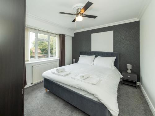 Pass The Keys Bright House With Smart Tv Home Comforts - Reading