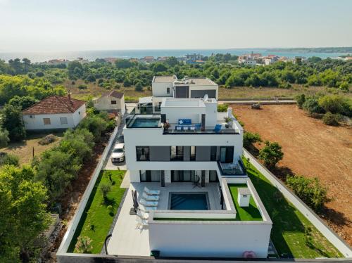 Villa Elena With Two Pools And Spa - Nin
