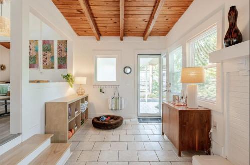 Charming 1960s Cottage, 5 Min Walk To Beach And Shops - Oak Island, NC