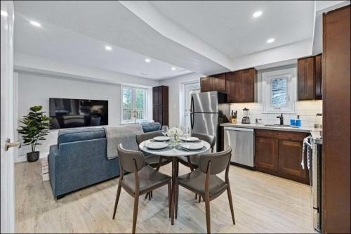 Casa St Clair Hotel Stylish Modern Family Suite With Patio - Toronto, ON