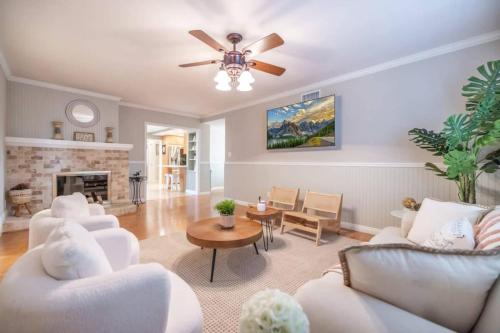 #Marbella Lane - Charming 4br Bungalow For Relaxing Retreat - Anaheim, CA
