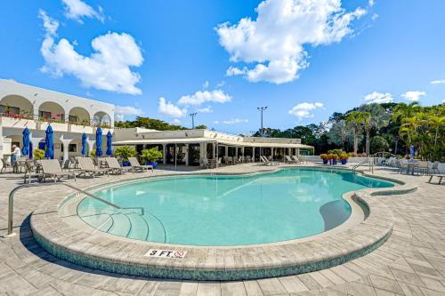 Family Condo W/ Pool! 3 Mi To Naples Beach - Naples, FL