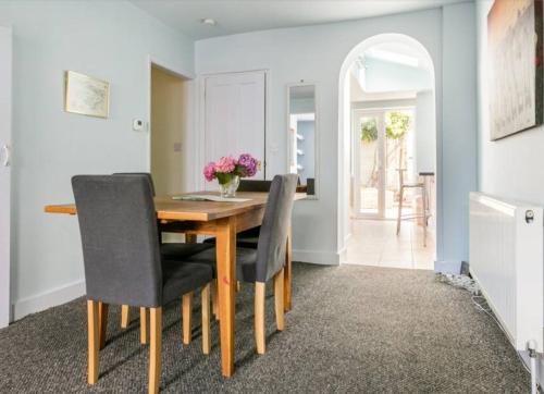 Central Beach Cottage - Outside Conservation Area, Minutes Walk To All Amenities - 迪爾
