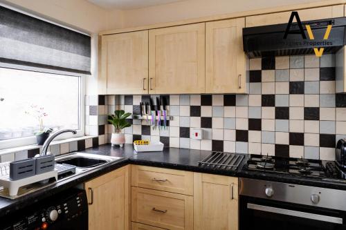 Northampton 2-bed Home - Free Parking, Garden & Netflix By Av Hughes Properties - Northampton