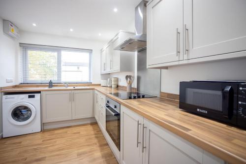 Stylish 2-bed Apartment With Parking & City Access - Hereford