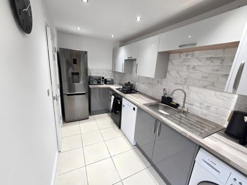Spacious 3-bed Townhouse In Bilston, Sleeps 9, Driveway Parking, Near M6 & Wolverhampton - Wolverhampton