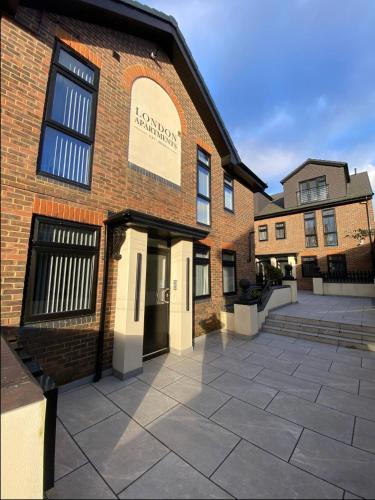 The Hughenden Home - Spacious 2br Duplex With 2 Bathrooms & Free Secure Underground Parking In Centr - High Wycombe