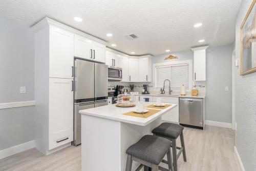 Elegant Retreat Near Downtown And Beach - Melbourne, FL