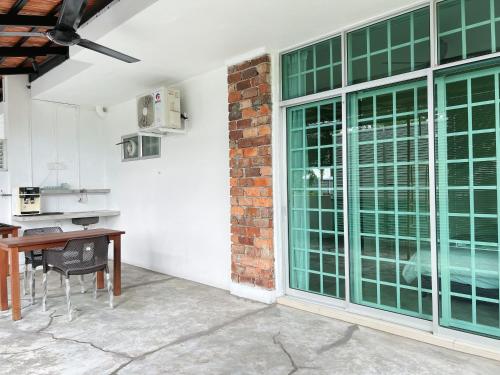 Cozy Family Room With Large Balcony - Parit Buntar