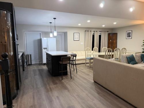 Spacious 5 Bedroom Single Family Home Sleeps 12 With Driveway Near Dc - Rockville, MD