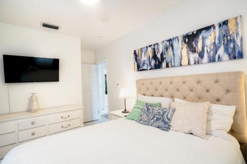Tropical Retreat In Miami Beach - North Miami Beach, FL