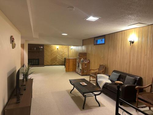 1500 Sqft Entire Basement Cozy Private Suite - Saskatoon