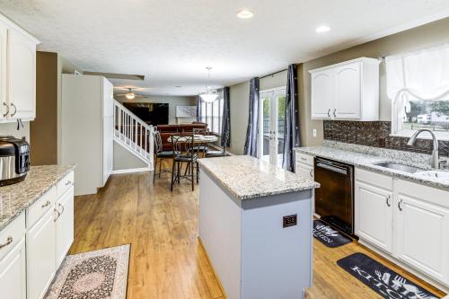 Plainfield Home: 20 Mi To Lucas Oil & Indy - Avon, IN
