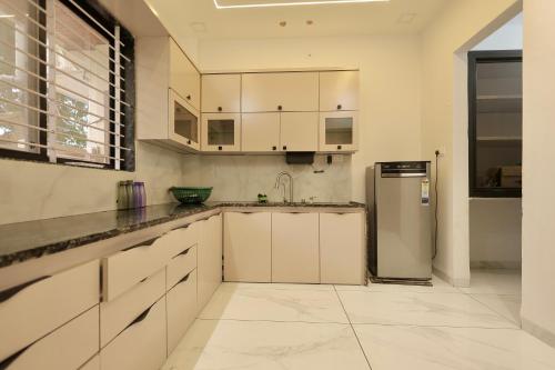 Villa Vista - Luxury 3bhk Villa With Private Bathtub & Terrace - Indore