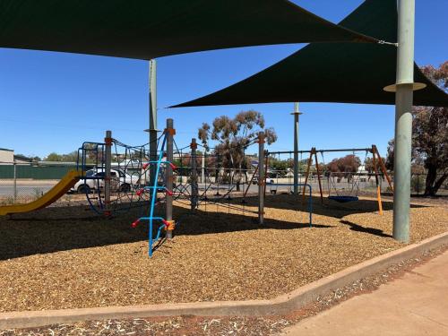 Park, Outdoor Gym, Sports Oval, 3 Queen Room House - Broken Hill