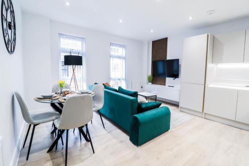 The Desborough Residence - Bright 1br With Sofa Bed, Modern Lounge & Free Secure Underground Parking - High Wycombe