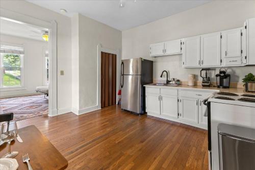 Simple Comfort 1 Bed 1 Bath Near Downtown Indy - Indianapolis, IN