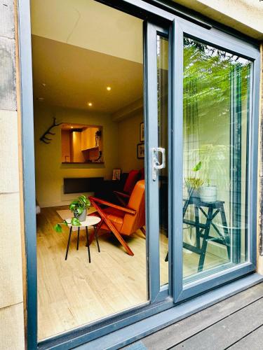 Stylish 1bed Flat With Patio Near Royal Mile Fits 4 - Edinburgh Waverley station