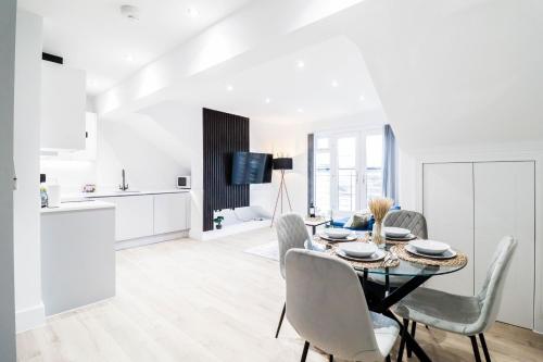 The Kingsmead Loft - Stylish 1br Top Floor Apt With King Or Twin Beds & Free Secure Underground Park - High Wycombe