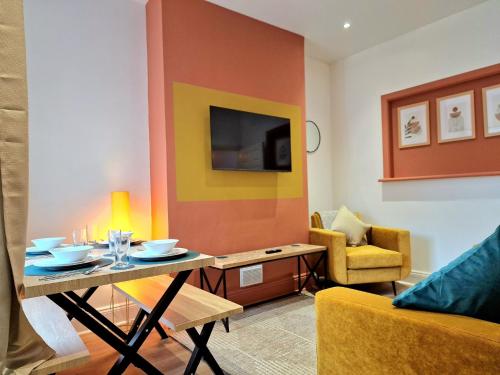 Stylish 3-bed Home With Private Yard - Hull