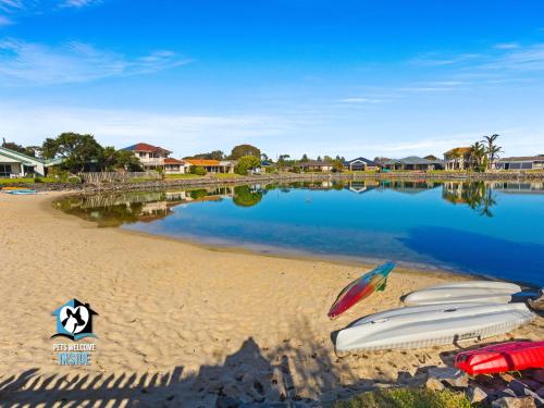 Lakefront Retreat With Private Beach & Water Toys - Victor Harbor
