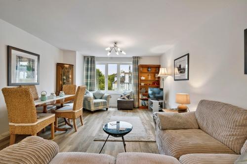 Finest Retreats - Riverside View - Balloch