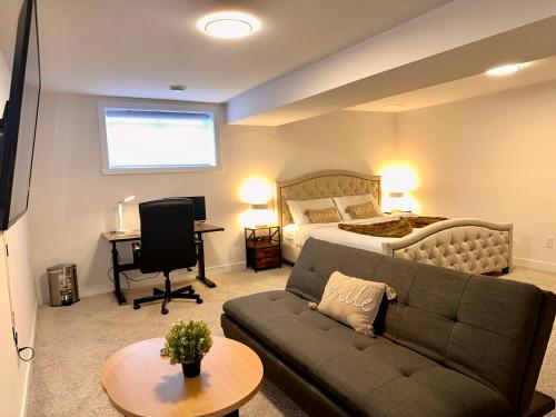Cozy And Spacious Suite In A Pet And Smoke Free Home - Self Checkin Anytime - Private Ensuit Bath - - 渥太華