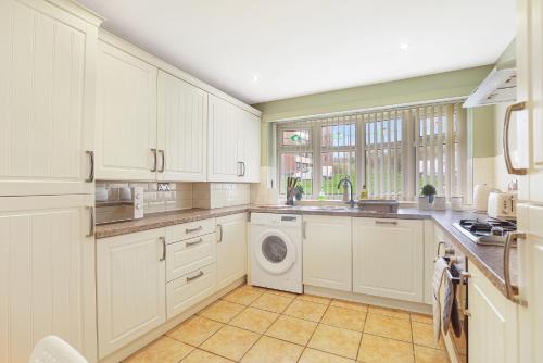 Spacious 4 Bedroom House With Parking - Gateshead