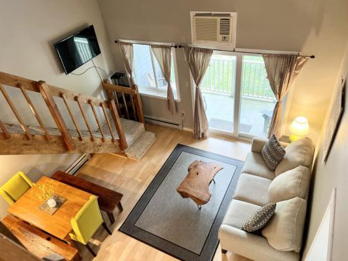 Loft Apartment Sleeps 6 With King Bedroom And Pool Near Loon Mountain - Franconia, NH