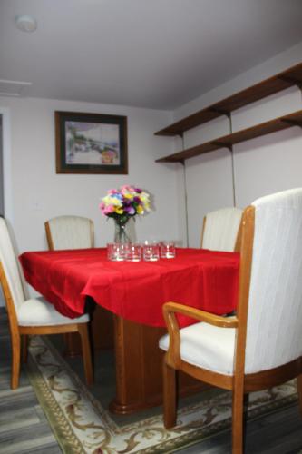 Roomy 2 Bedroom 1 Bath With Private Entrance, With Fenced Yard, And Sports Court - Mountlake Terrace, WA