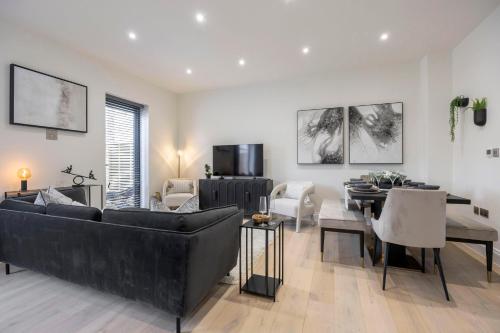 Elliot Oliver - Stunning 4 Bedroom Home With Parking In Cheltenham - Cheltenham