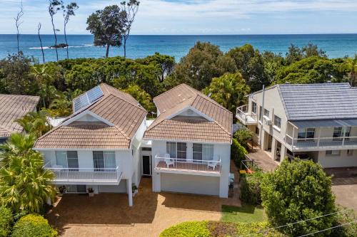 Beachfront Retreat - Ducted Air - Free Wifi - Coffs Harbour