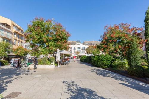 Authentic Townhouse Steps From The Beach & Market - Juan-les-Pins