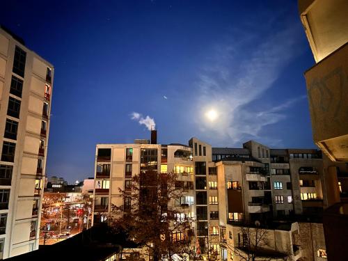 1 Zimmer Mit Aussicht Und 1 Zimmer Mit Balkon In 4 Zimmer Wohnung, Szene, Parks Und Top Lage - Berlín