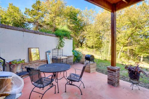 Lakefront Getaway W/ Hot Tub & Yard In Okc! - Yukon, OK