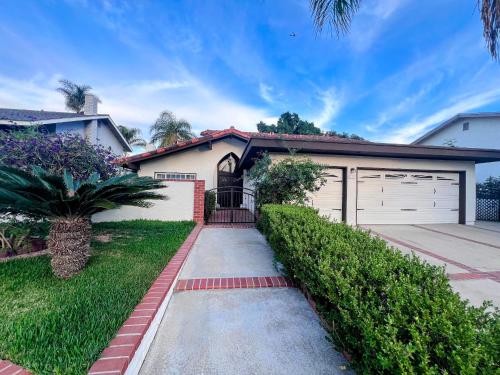 Bright & Spacious 5br Modern Vacation Home - Near Disneyland & Beaches - Placentia
