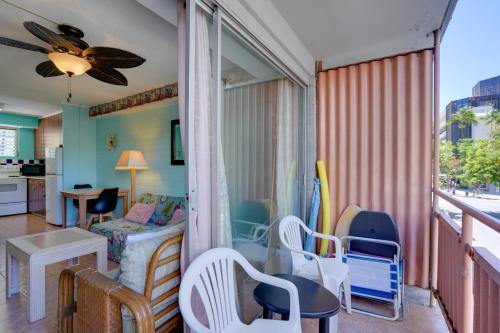 Near Malls, Beaches & Honolulu Zoo: Colorful Condo - Hawaii