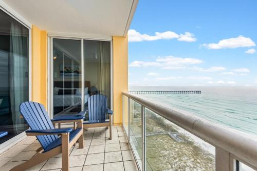 Modern Gulf Front Condo, Pool, 2 Hot Tubs, Platinum Beach Service, Endless Views - Navarre Beach, FL