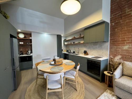 Mylan On Marine - Historic Charm, Modern Heart - 버니