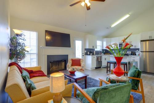 2 Mi To Town: Fully Equipped Georgia Home W/ Deck! - McDonough