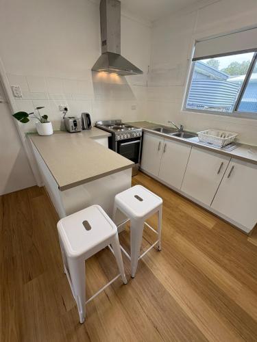 Golden Beach House Caloundra - Walk To Beach - Pet Friendly - Sleeps 9 - Caloundra