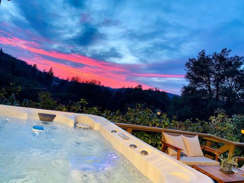Cozy Cabin Near Yosemite & Bass Lake, Breathtaking Views & Private Hot Tub, Bbq, Nature Getaway - Oakhurst, CA