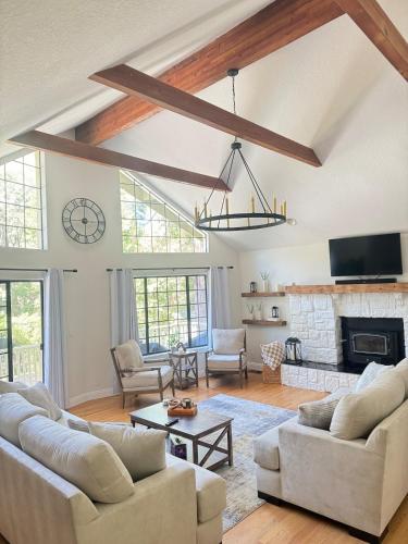 Woodsy Chic Family-friendly Spacious Getaway - San Bernardino, CA